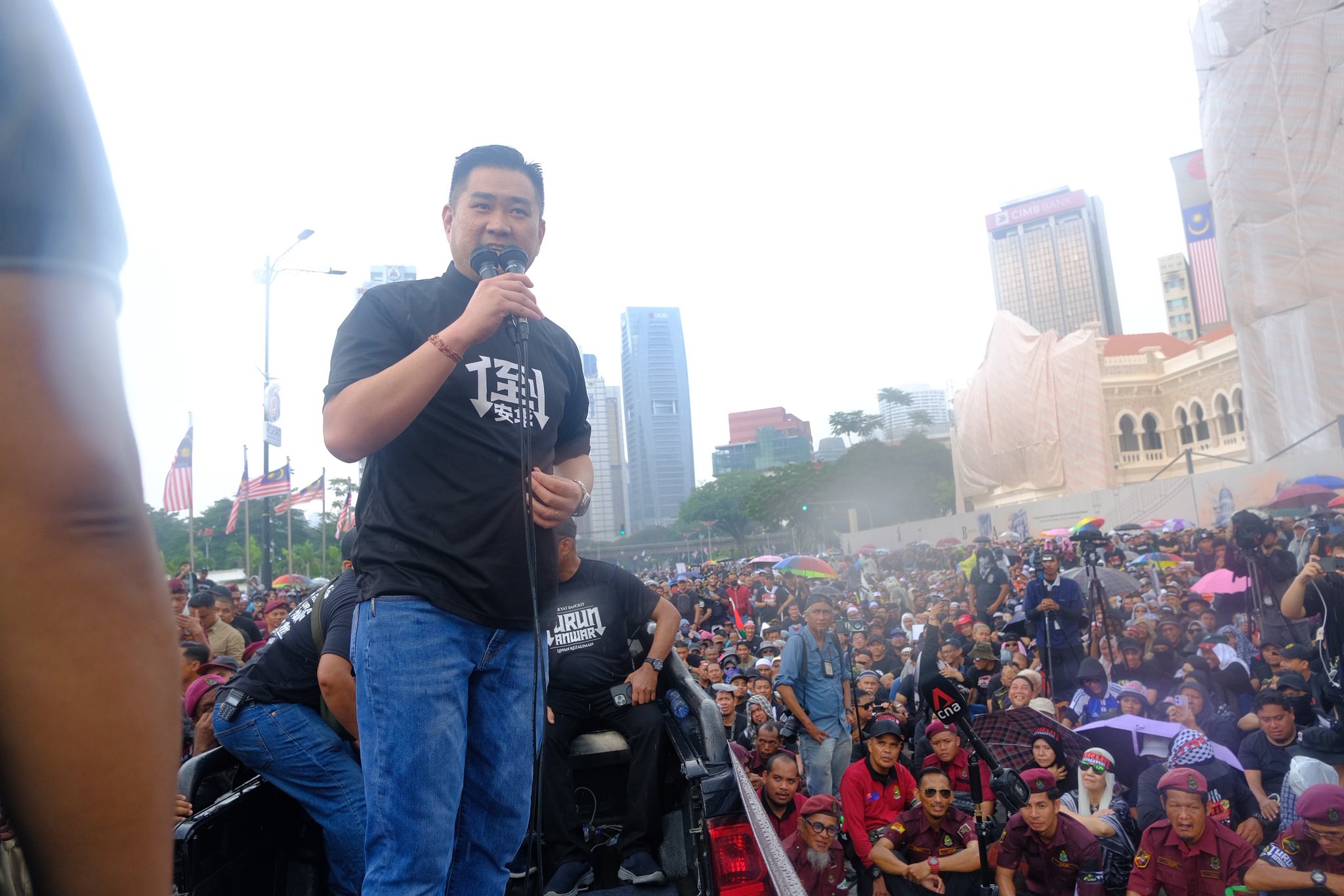 Puluhan Ribu Sertai Himpunan ‘Turun Anwar’, Desakan Letak Jawatan Bergema di Dataran Merdeka ...